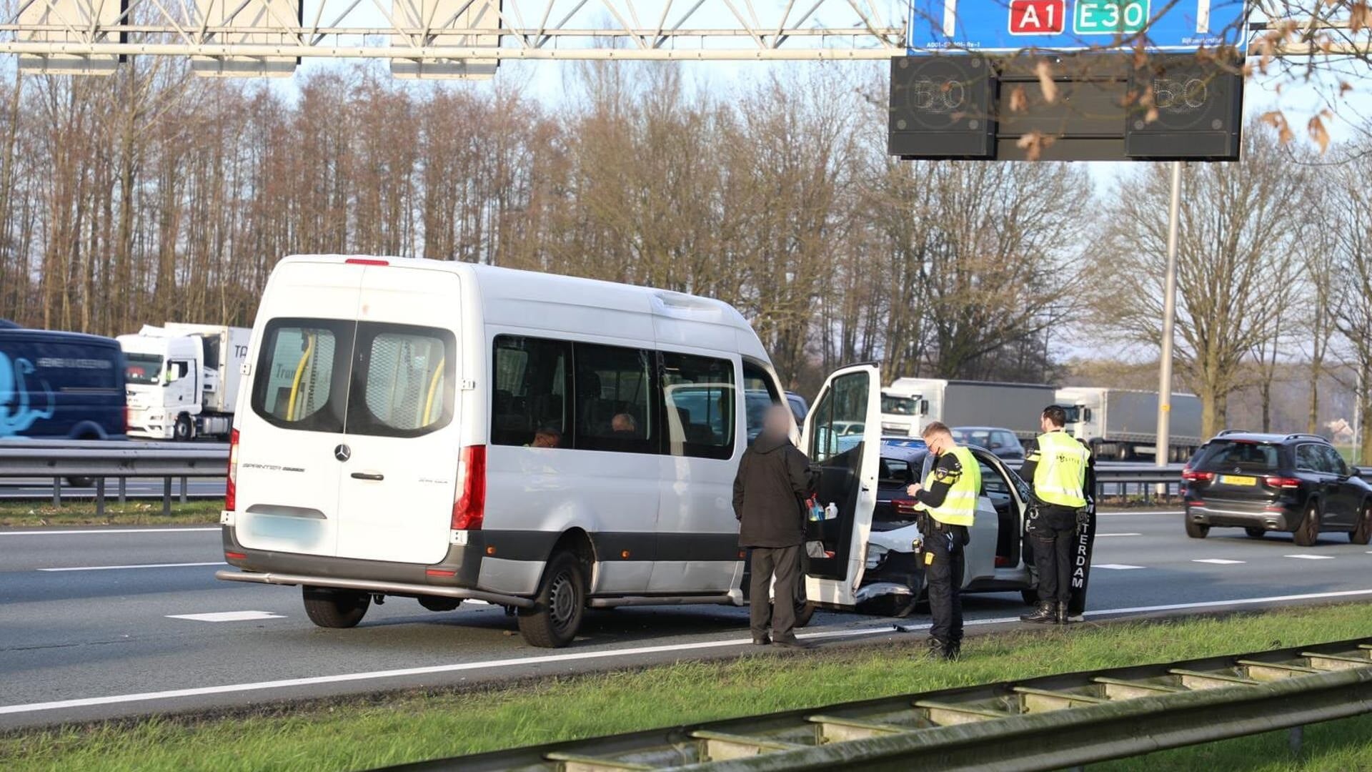 Taxibusje Botst Op Personenauto Op De A1 Bij Afrit A30 Barneveldse
