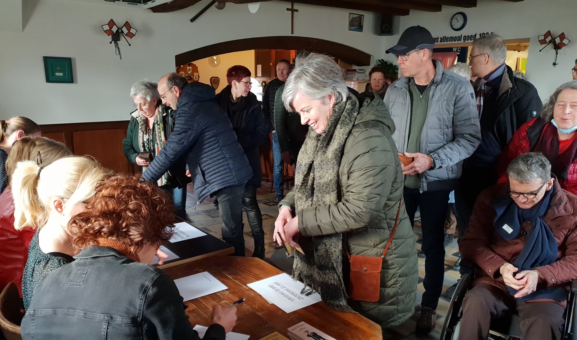 In de rij voor Tôntje d’n Dwerg - Adverteren Boxmeer | De Maas Driehoek ... In de rij voor Tôntje d’n Dwerg - Adverteren Boxmeer | De Maas Driehoek ...