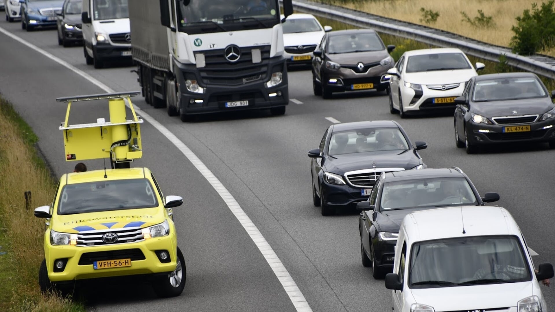 Kapotte vrachtwagen veroorzaakt file op de A58 bij Bergen op Zoom ... Kapotte vrachtwagen veroorzaakt file op de A58 bij Bergen op Zoom ...